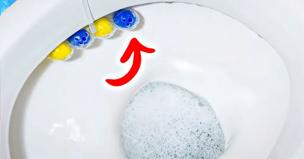 Estás colgando el bloque del inodoro de forma incorrecta, así es cómo ...